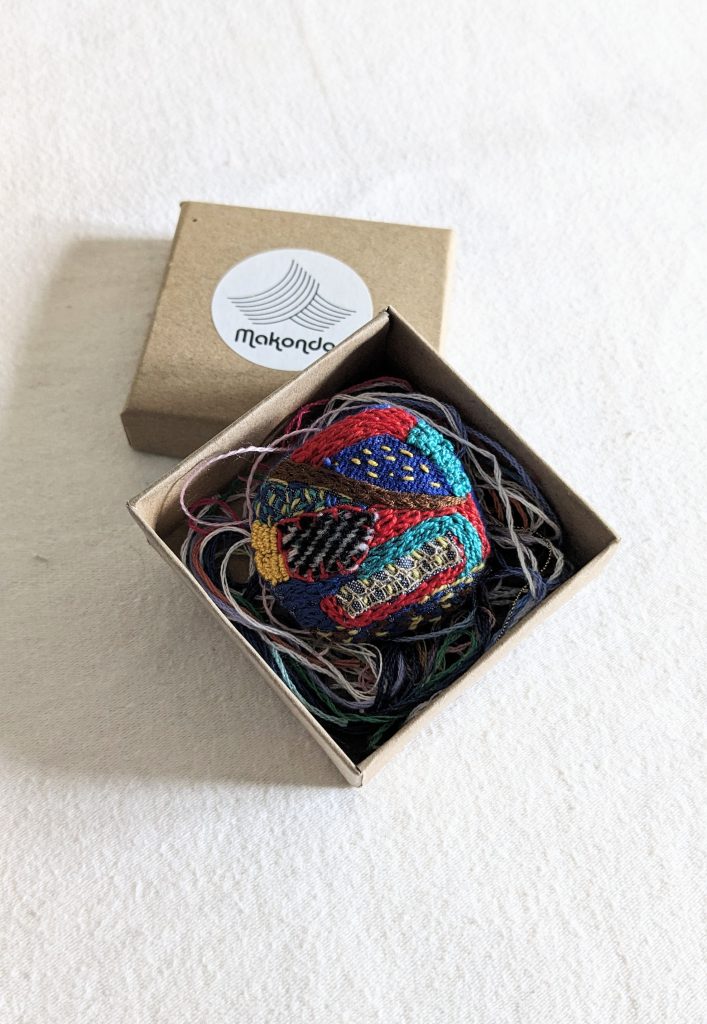 Broche abstraite brodée à la main – Tissus recyclés, broderie moderne ...